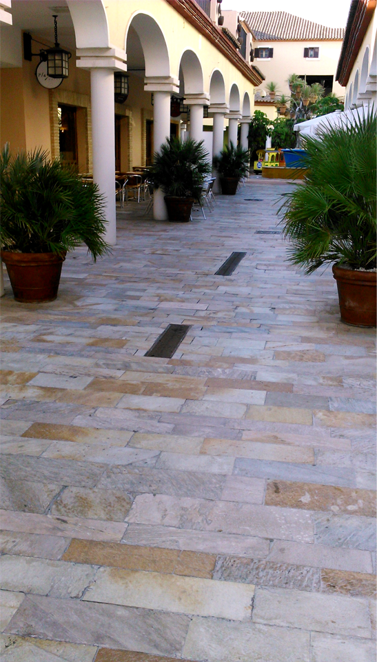 Piedra natural CUPA STONE en el centro comercial Plaza Mayor de Málaga ...