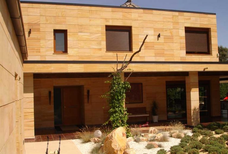 Arenisca, una piedra natural resistente y duradera ideal para fachadas