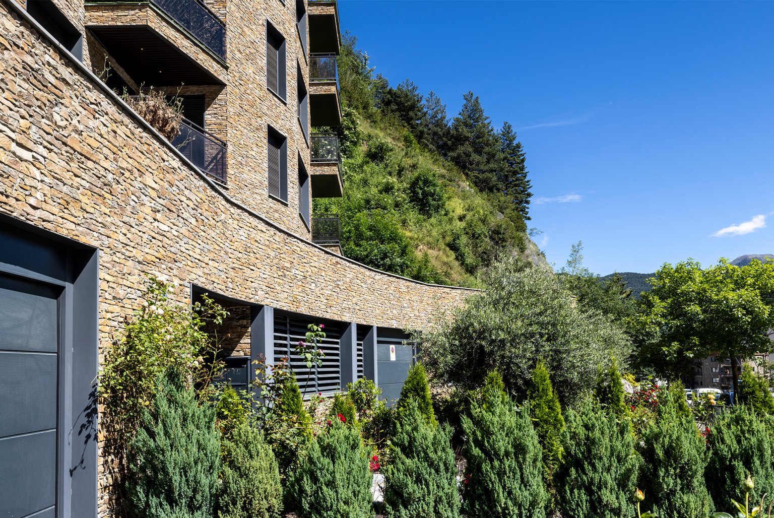 Piedra natural para fachadas y suelos exteriores | CUPA STONE